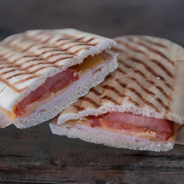 Broodje panini met kip, kaas & tomaat | Warm & vers – Broodje Roosendaal